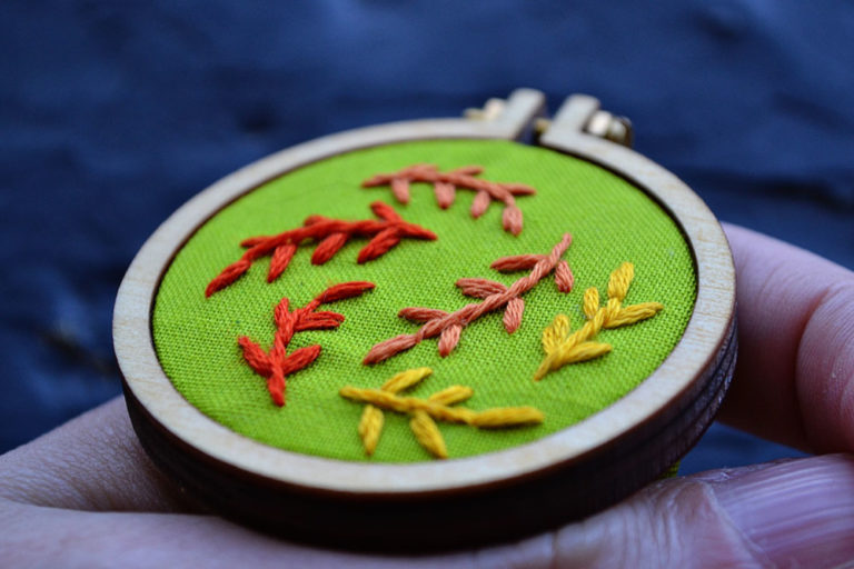 Free mini embroidery pattern: Autumn Leaves